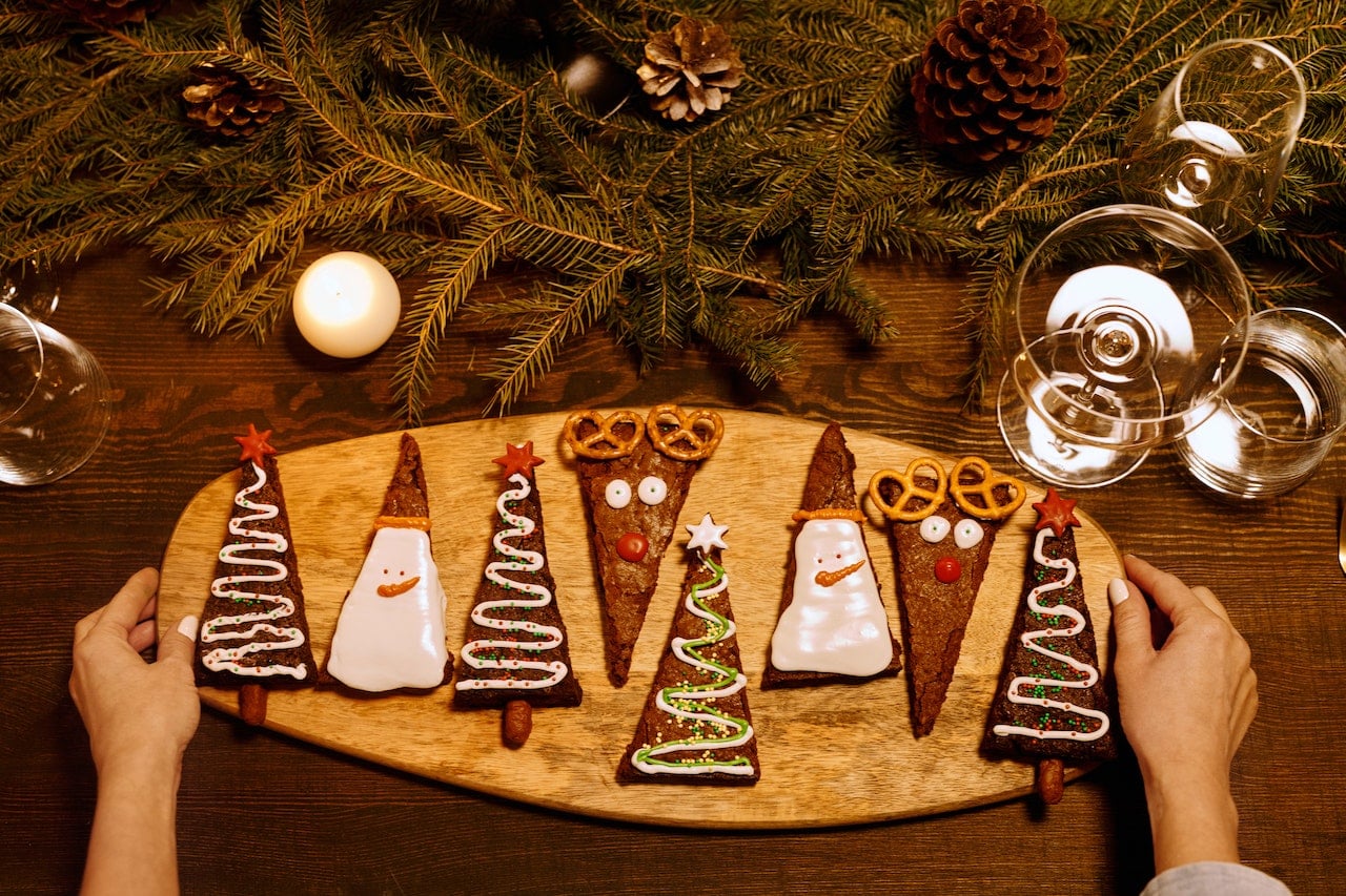 24 Christmas dinner conversation starters - Deeper Conversations